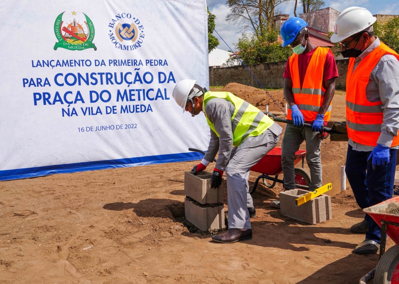 LANÇADA PRIMEIRA PEDRA PARA CONSTRUÇÃO DE UMA PRAÇA DO METICAL EM MUEDA ...